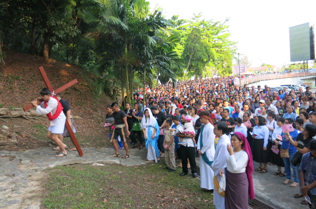 Youth enact Passion Play