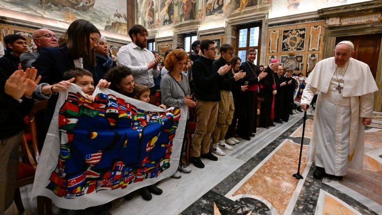 Pope tells Young Missionary Service to never tire of fostering peace