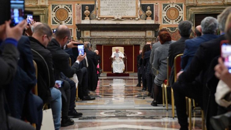 Pope: Catholic communicators must promote communion in digital world