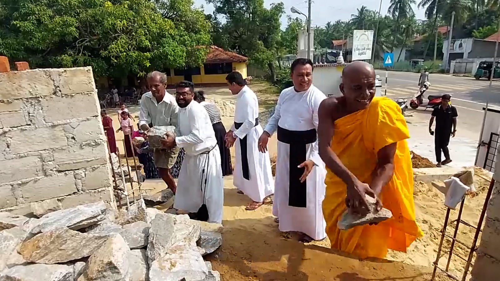 Catholics help Buddhist monk build pagoda in Chilaw diocese