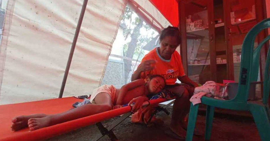 10 evacuees from Indonesian volcanic eruption die