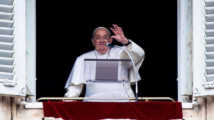 Pope at Angelus: ‘Jesus is our salvation and our light’