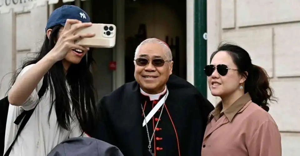 Cardinals begin moving into Vatican on eve of conclave